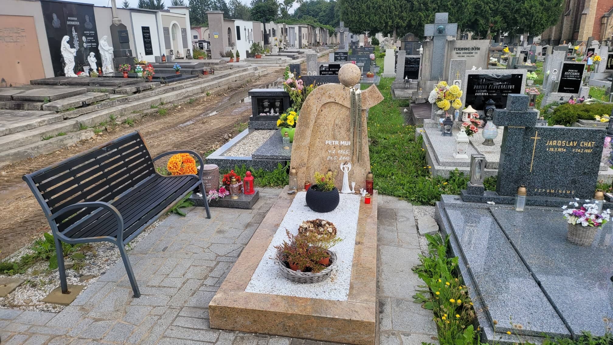 Petr Muk a jeho otec mají místo posledního odpočinku vedle sebe, takhle ...