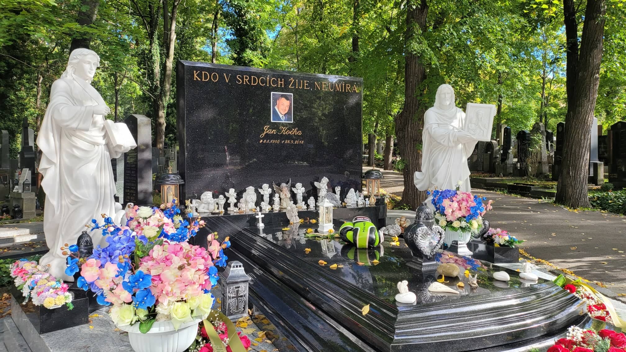 Přesně před čtyřmi lety zemřel Jan Kočka mladší. Hrob prošel výraznou ...