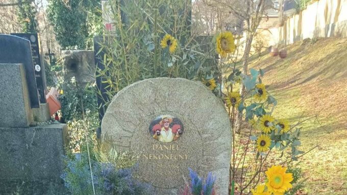 Hrob Daniela Nekonečného už zdobí vánoční symbol. Na příští týden tam ...