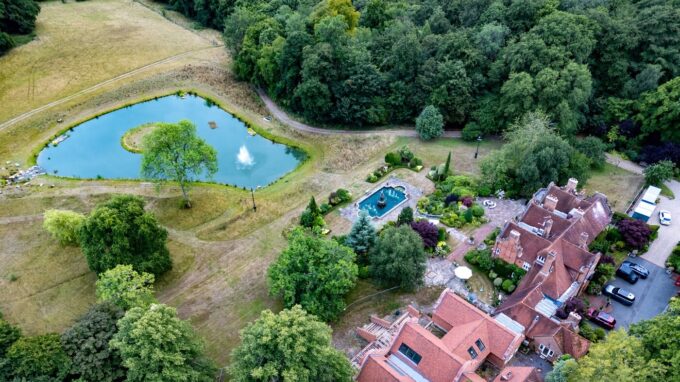 V tomto domě vydechl Ozzy Osbourne naposledy. Manželka Sharon ho pro něho chystala dva roky ...