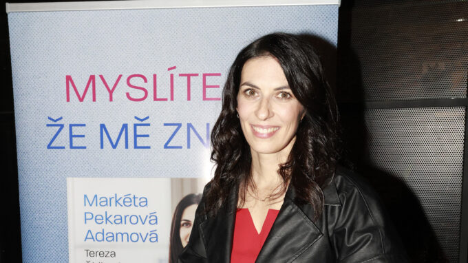 Konec v politice se jí vepsal do tváře. Pekarová Adamová v červené a ...